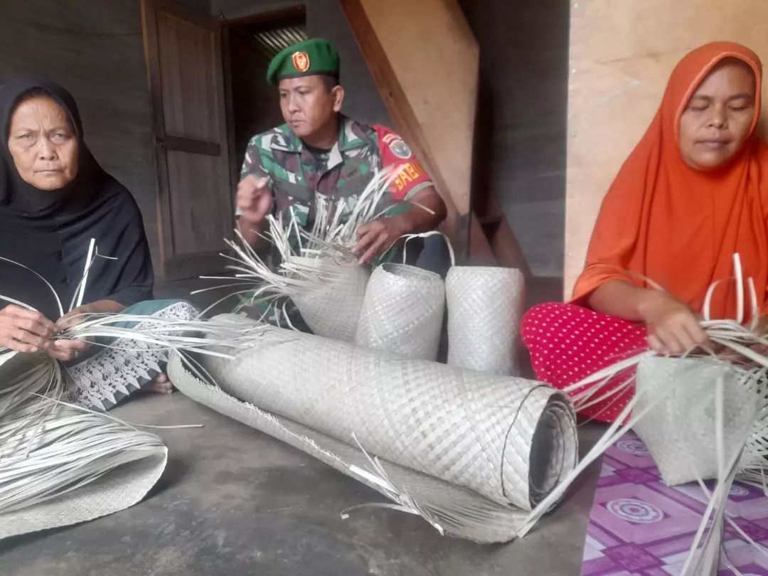 Kepedulian Babinsa Bantu Proses Pembuatan Tikar Dan Sumpit Daun Pandan