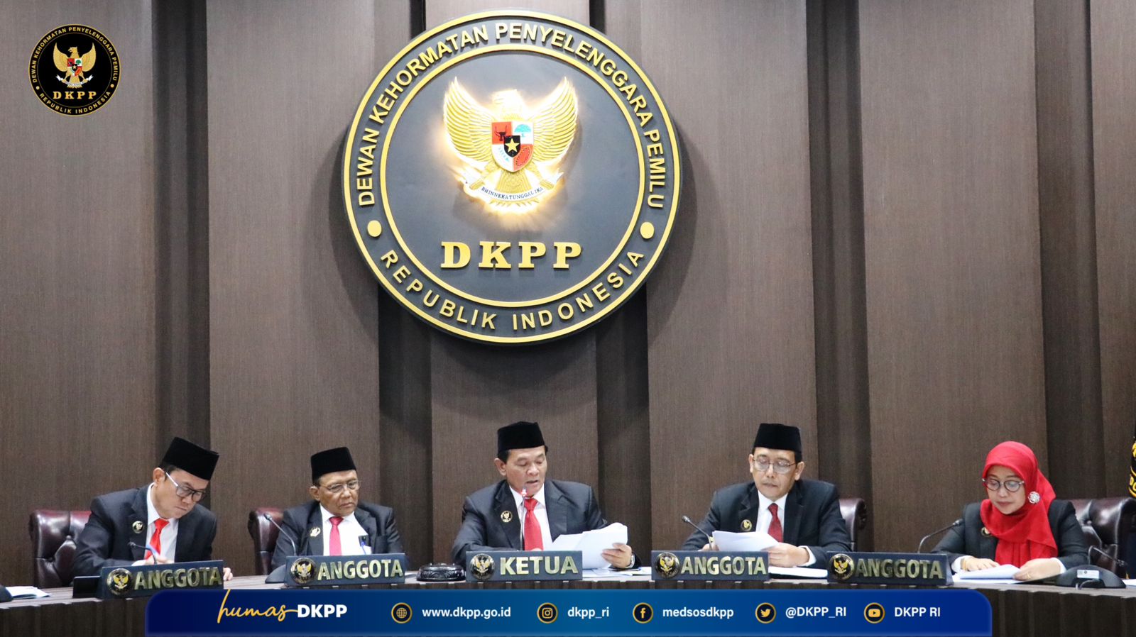 Terbukti Terima Uang 18 Juta Rupiah, DKPP Berhentikan Ketua dan Anggota ...
