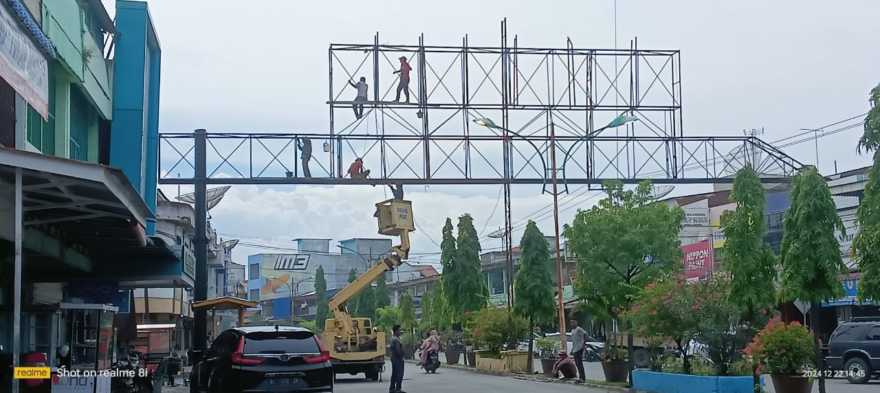 Pekerja Tiang Baliho Abaikan K3, Kontraktor Diduga Lalai di Pidie