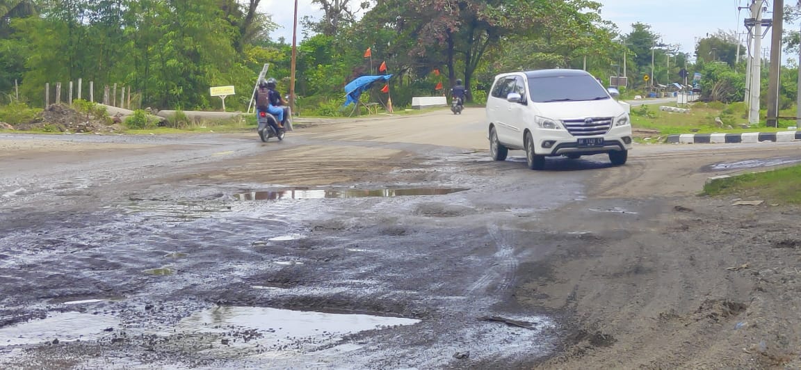 Kondisi Jalan Lintas Sumatera, Berlubang Dan Berlumpur