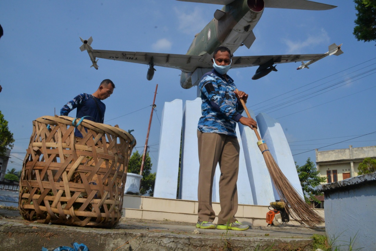 Lanud SIM Bersihkan Tugu Pesawat Aneuk Galong dan Renovasi Makam Maimun ...